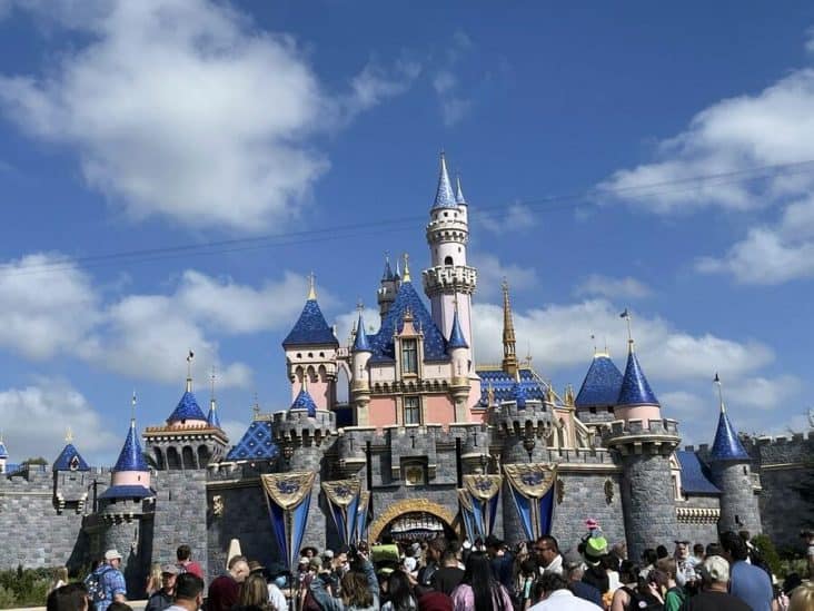 What To Wear to Disneyland in October | ParkVeteran