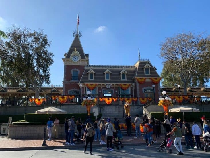 How To Do Disneyland and California Adventure in One Day | ParkVeteran